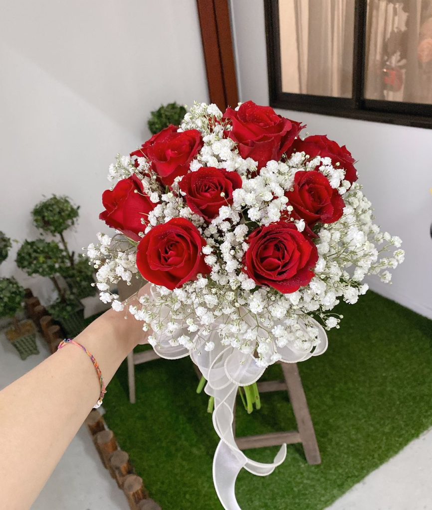 Red Roses with Baby Breath Bridal Bouquet – BUSY BEE